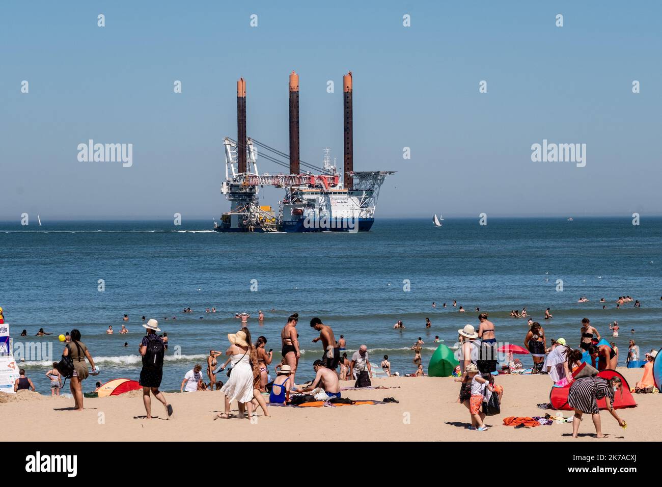 ©Arnaud BEINAT/Maxppp. 2020/07/31. Ostende, Belgien. Le navire d Installations off Shore Vol au ...