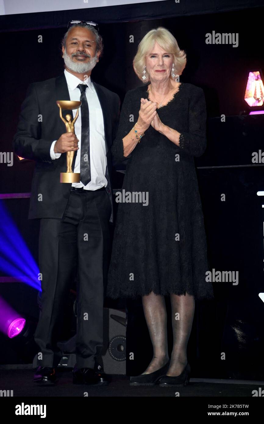 Der Queen Consort überreicht Shehan Karunatilaka den Booker Prize für ...