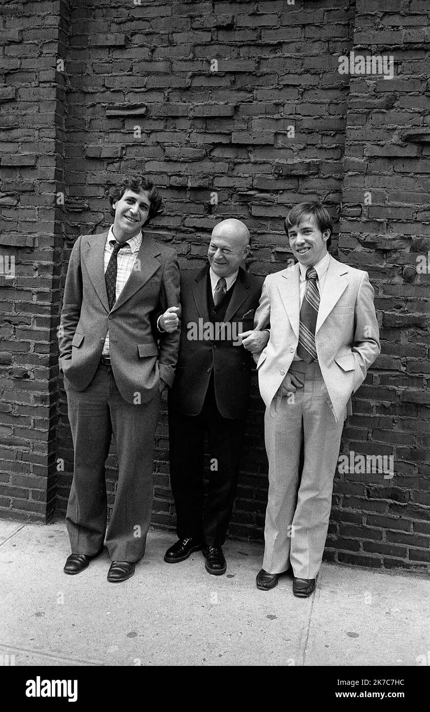 Arthur Rothstein (Mitte) mit seinen Söhnen Robert und Daniel, New York ...