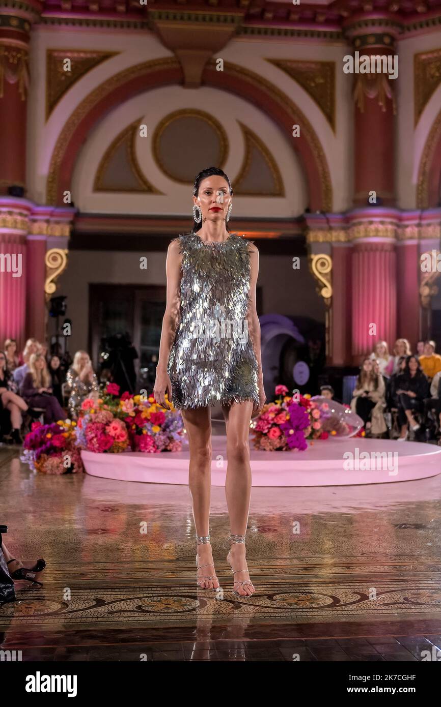 Melbourne, Australien, 16. Oktober 2022. Ein Model im Outfit des ...