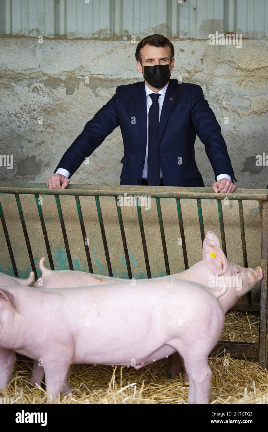 @ Pool/Eric TSCHAEN/Maxppp, France, ETAULES, 2021/02/23 Emmanuel Macron ...