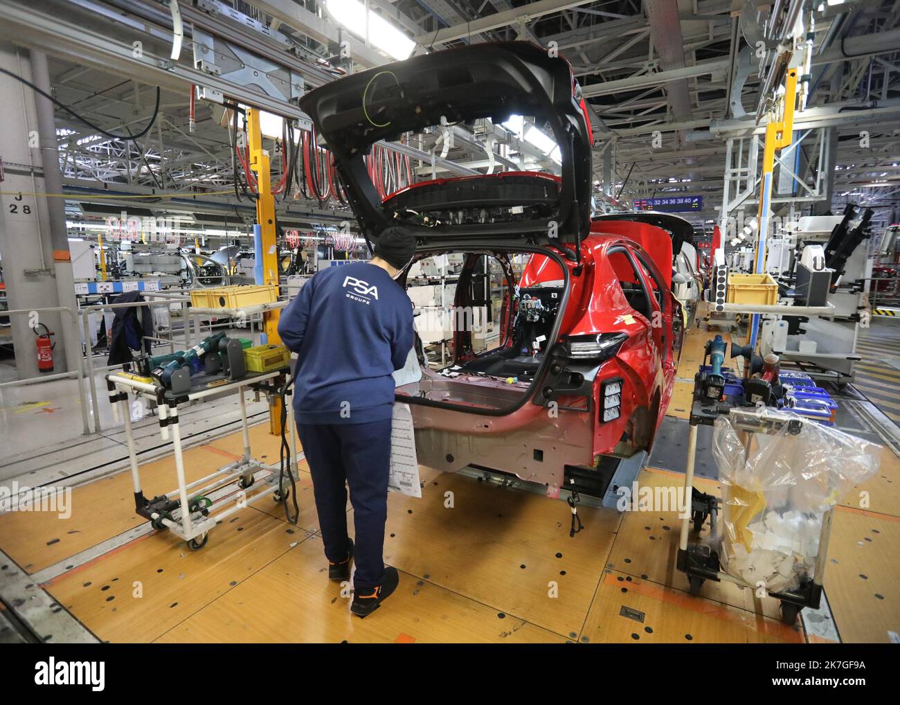 ©PHOTOPQR/L'ALSACE/Vincent VOEGTLIN ; Mulhouse ; 17/02/2022 ; Montage du tableau de Bord d'une ...