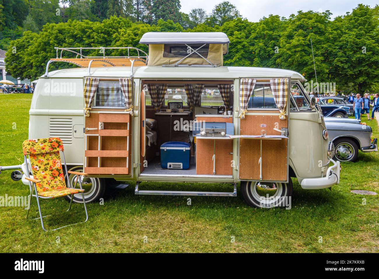 BADEN BADEN, DEUTSCHLAND - JULI 2019: Beige weiße VOLKSWAGEN WESTFALIA ...