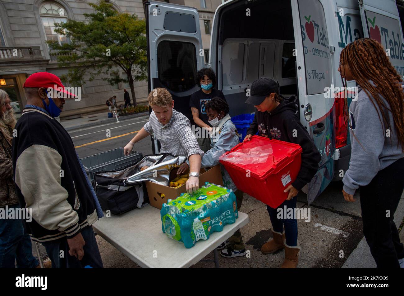 Alexander Crane (zweiter von links) und Kirby Mitchell (zweiter von rechts) arbeiten mit anderen ...