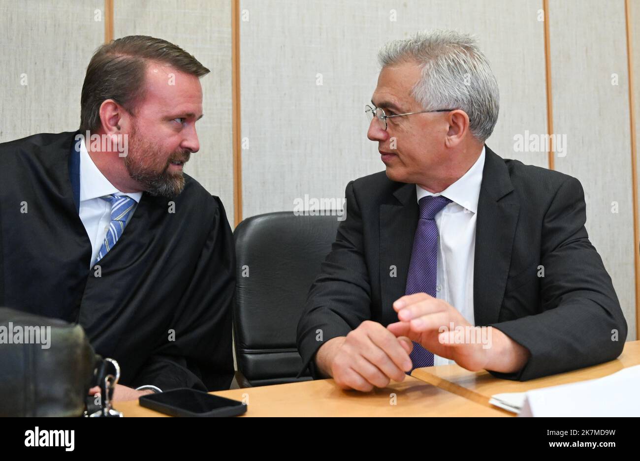 18. Oktober 2022, Hessen, Frankfurt/Main: Peter Feldmann (SPD, r ...
