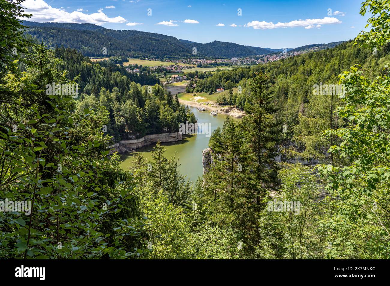 Der Doubs Stausee Lac des Brenets zwischen der Schweiz und Frankreich ...
