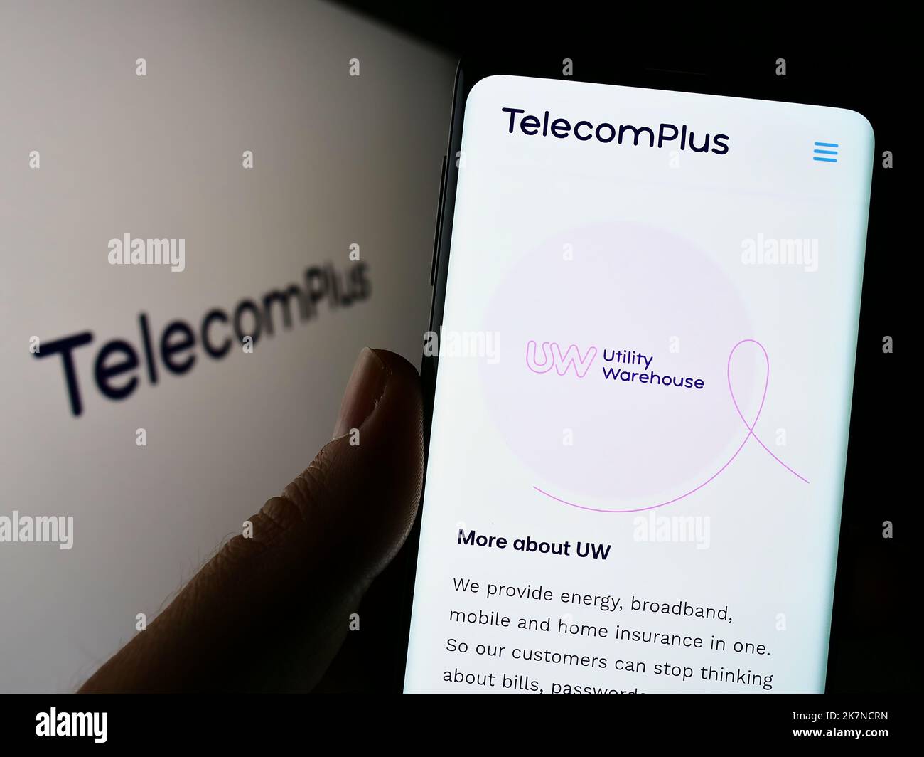Person, die Mobiltelefon mit der Webseite des britischen Unternehmens ...