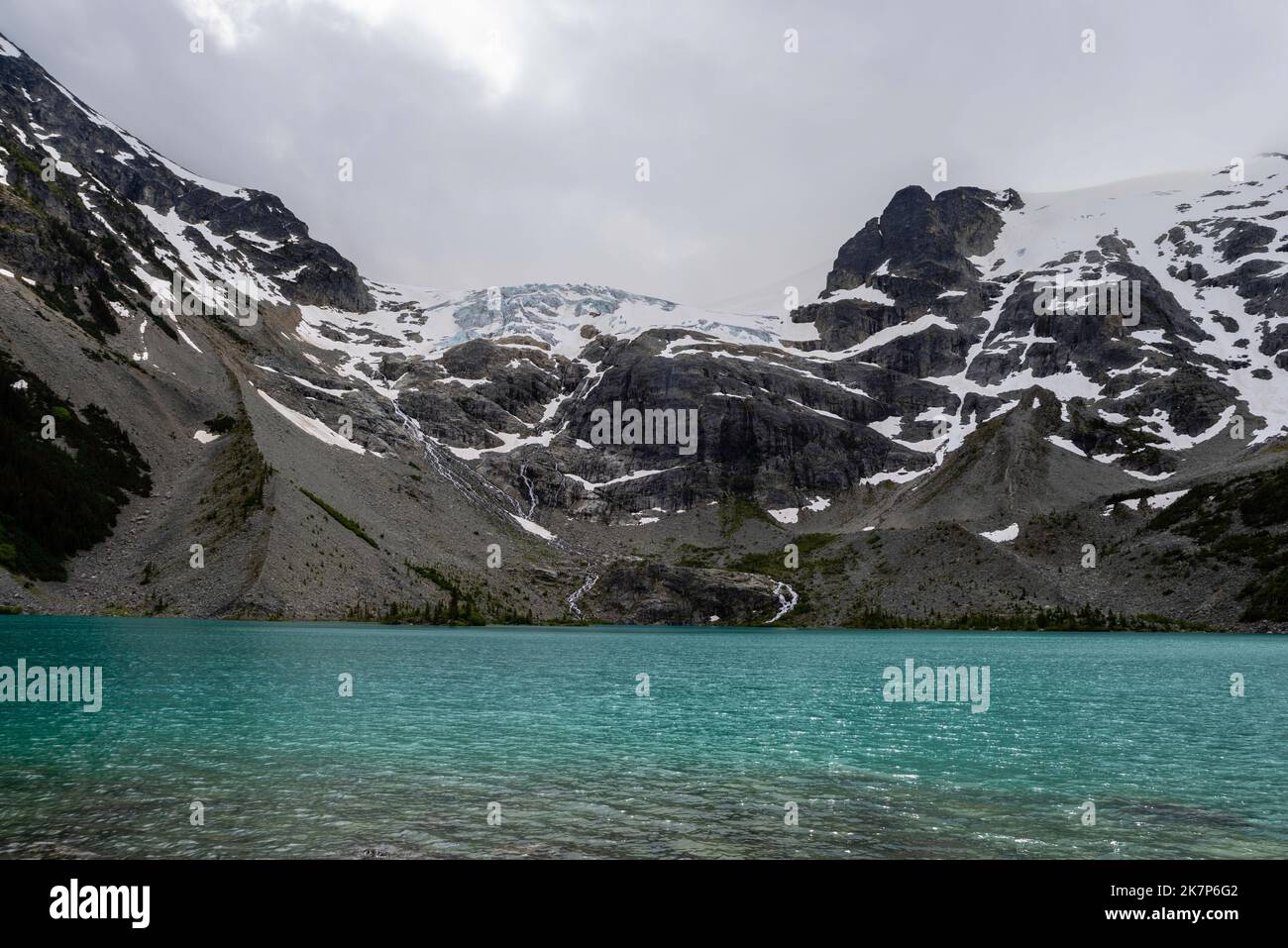 Foto des Upper Joffre Lake und des Matier Glacier an einem bewölkten ...