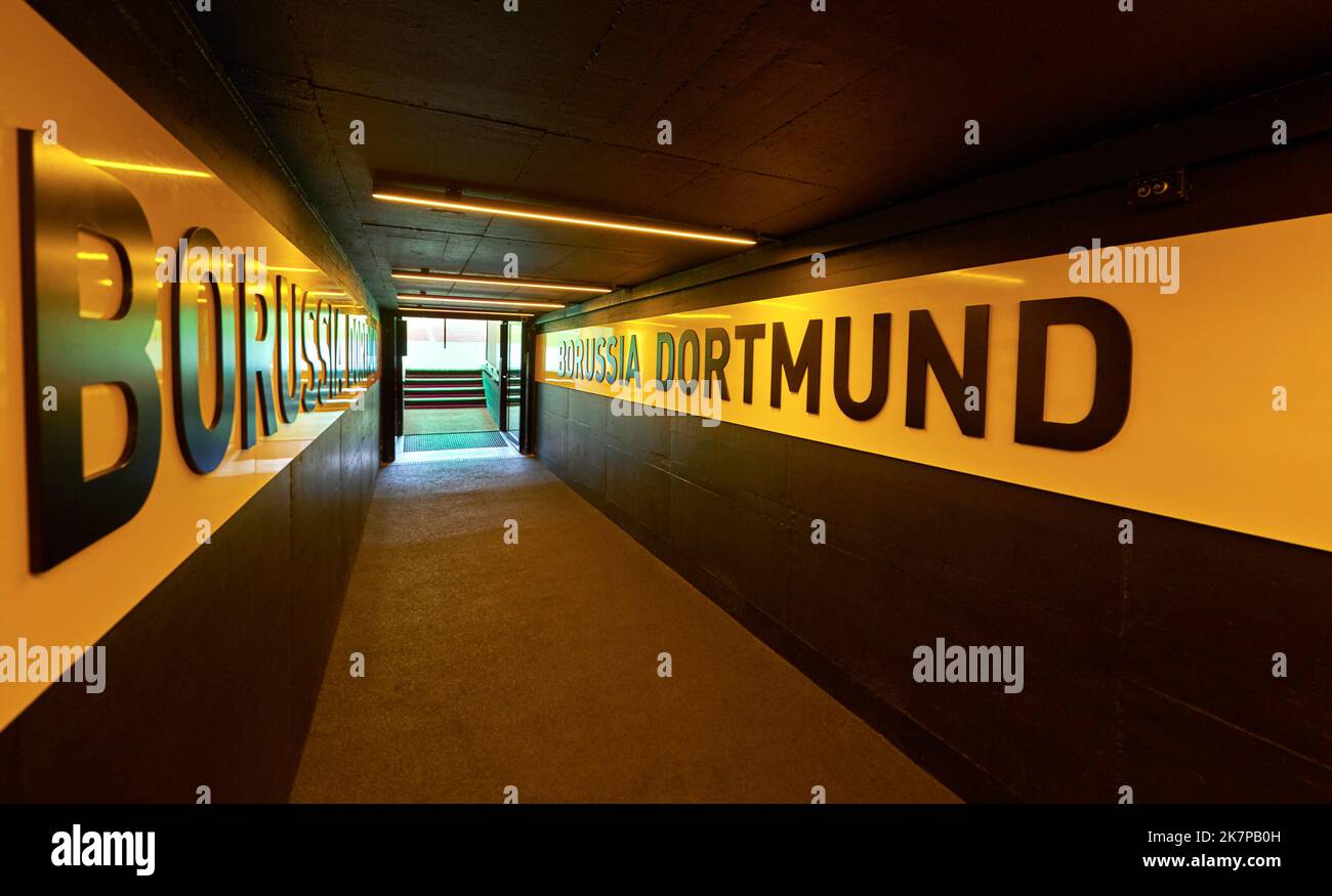 Spielertunnel dortmund -Fotos und -Bildmaterial in hoher Auflösung – Alamy