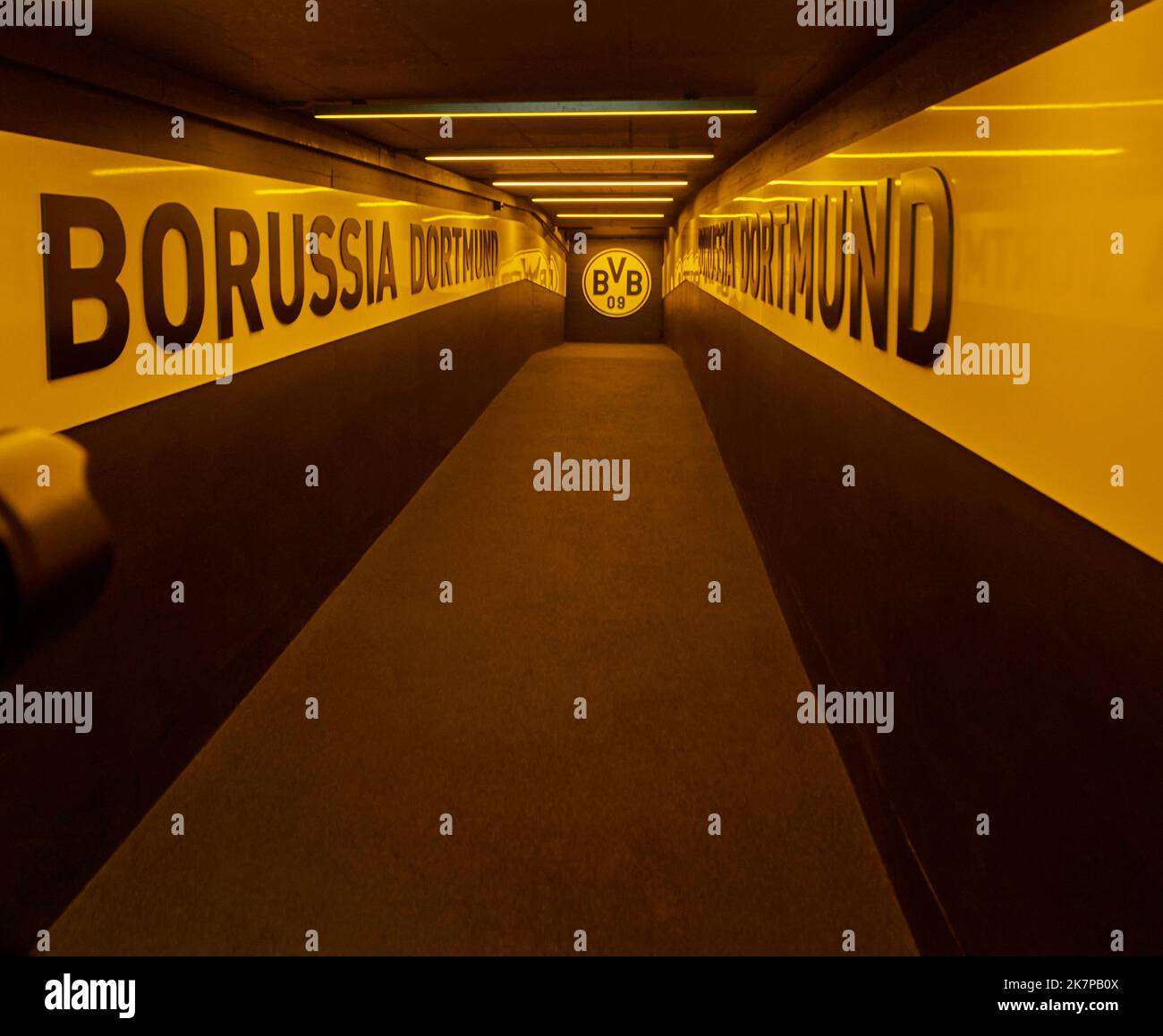 Spielertunnel dortmund -Fotos und -Bildmaterial in hoher Auflösung – Alamy