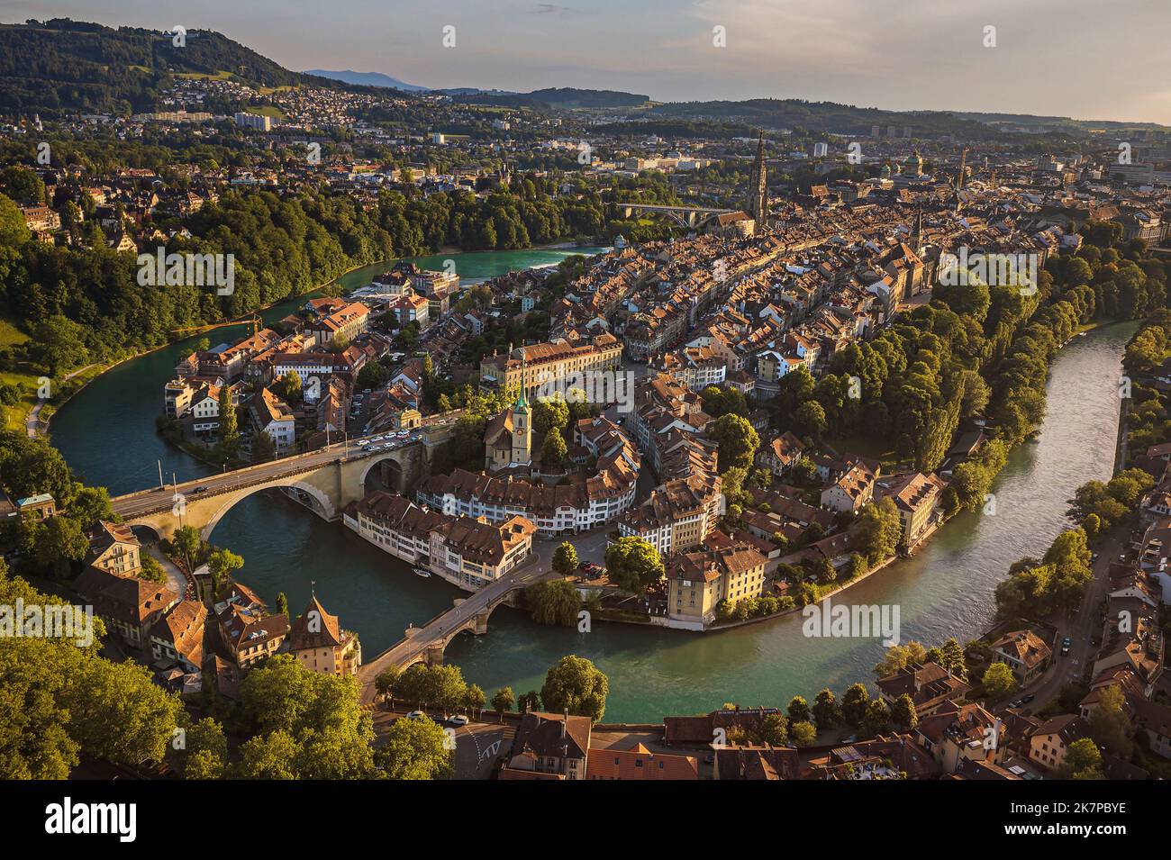 Panoramablick von oben auf die Altstadt von Bern, der Hauptstadt der ...