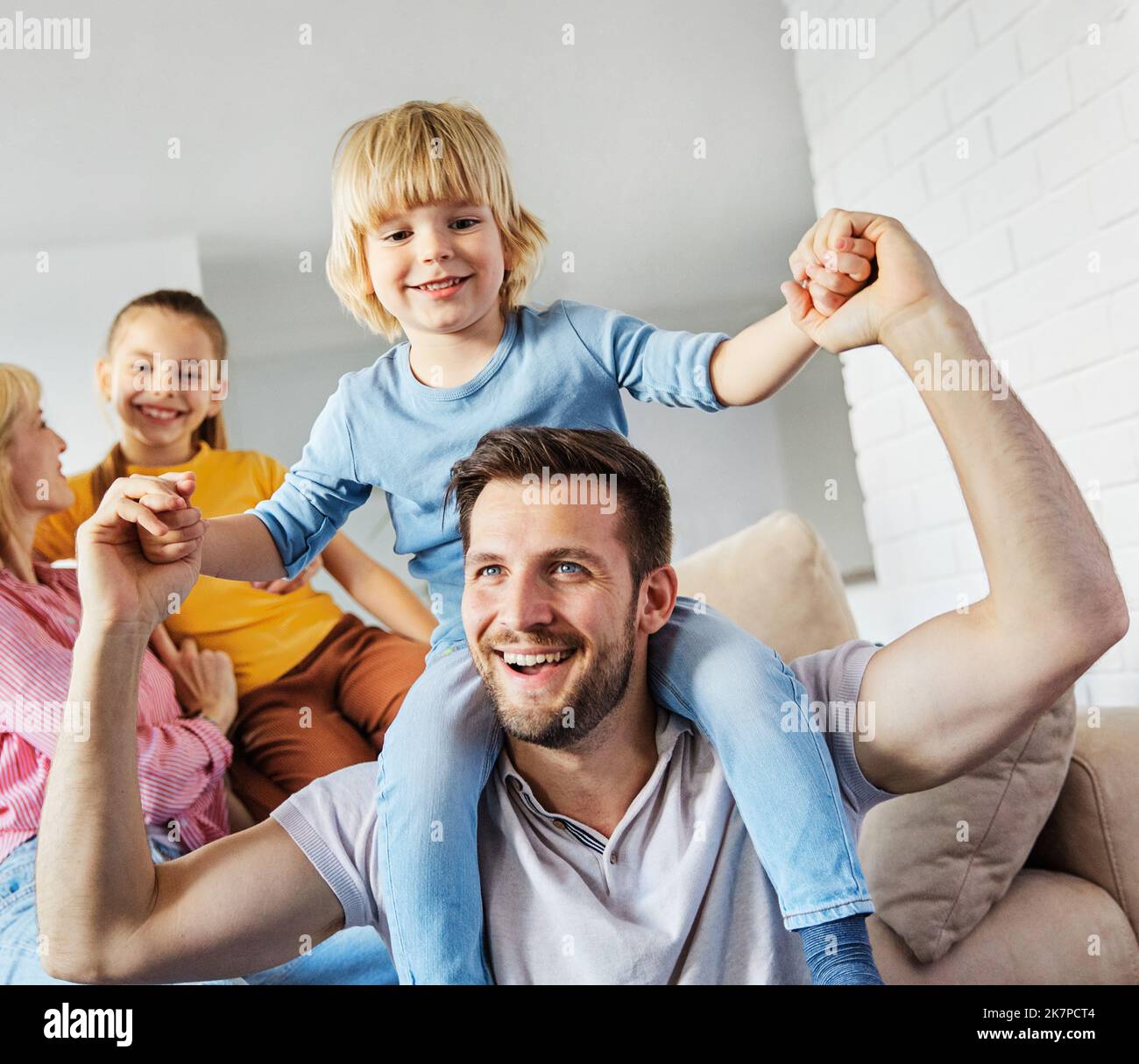 Huckepack mutter und sohn -Fotos und -Bildmaterial in hoher Auflösung – Alamy