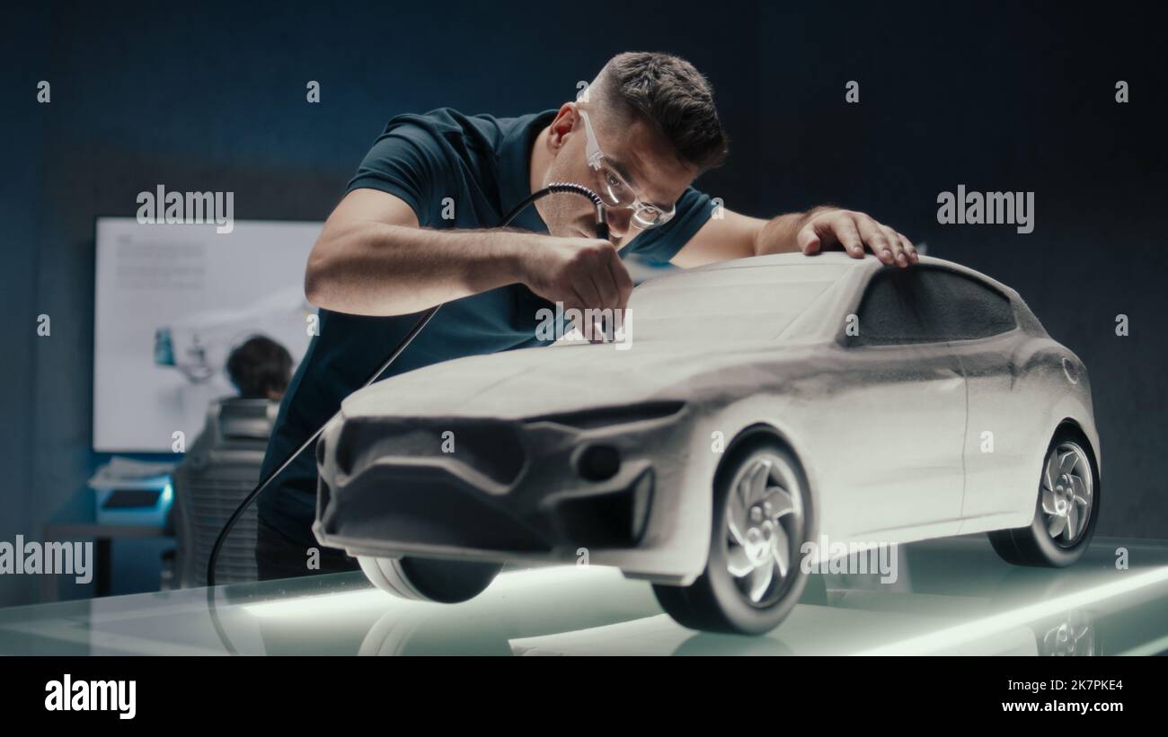 Senior Car Designer und Entwickler arbeitet an einem Prototyp einer ...