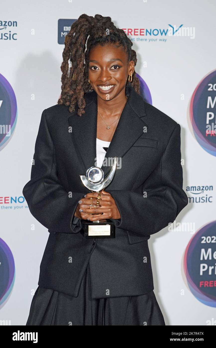 Die kleine Simz mit ihrer Trophäe nach dem Gewinn des Mercury Prize ...