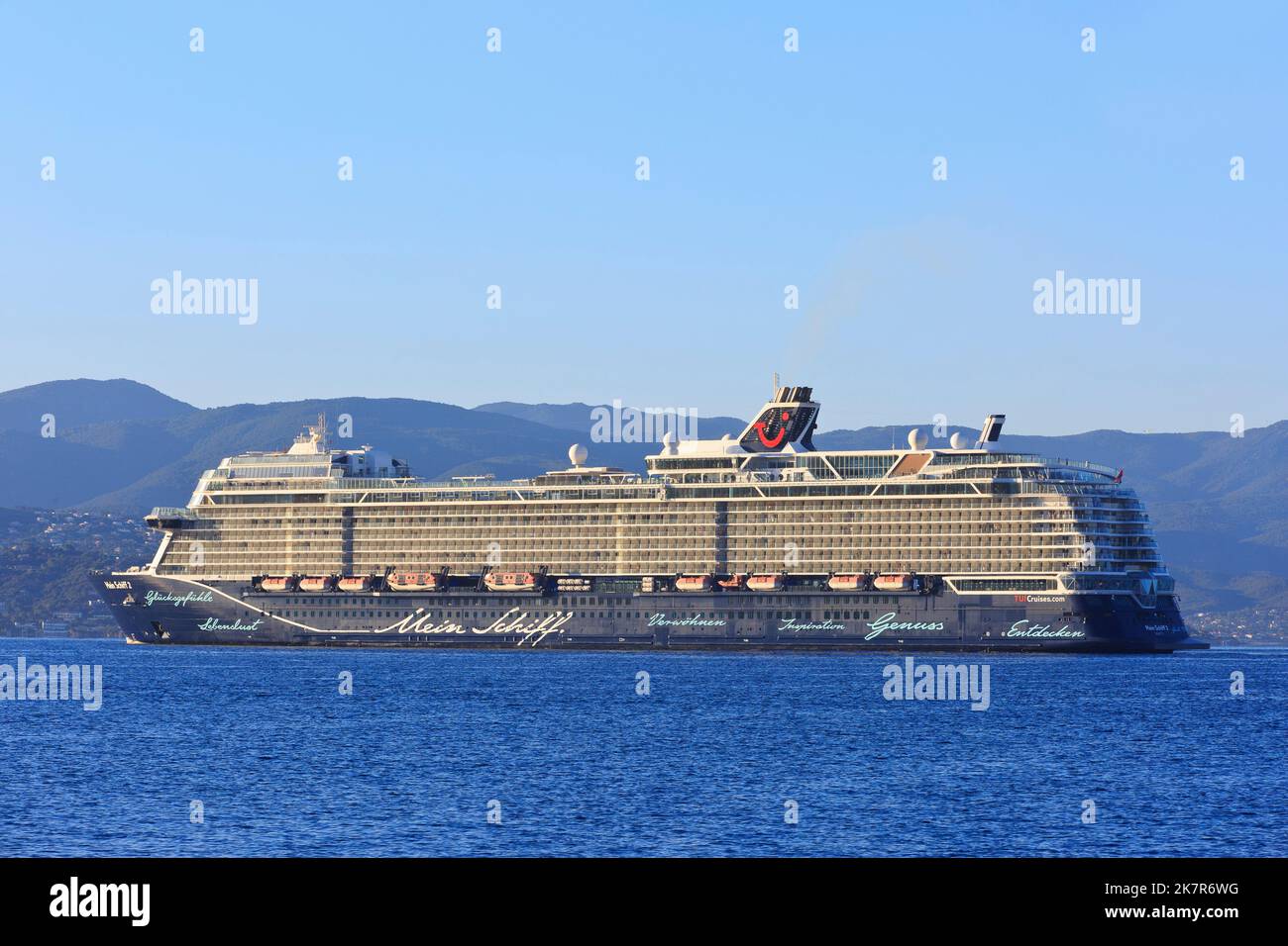 Das Mein Schiff 2 (2019) von TUI Cruises in der Bucht von Ajacio (Corse ...
