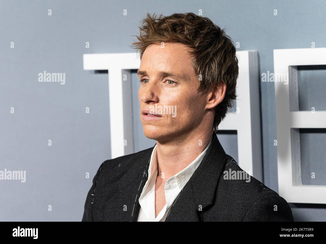 Eddie Redmayne trägt Anzug von Maison Margiela bei der Netflix-Premiere ...