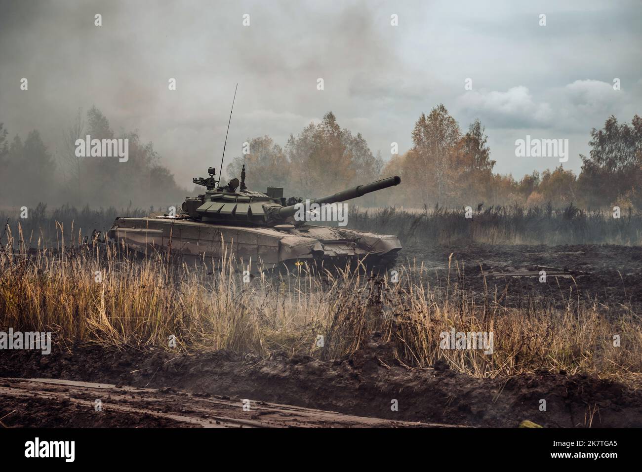 Schwerer Militärpanzer auf dem Schlachtfeld an einem heißen Ort. Ein ...