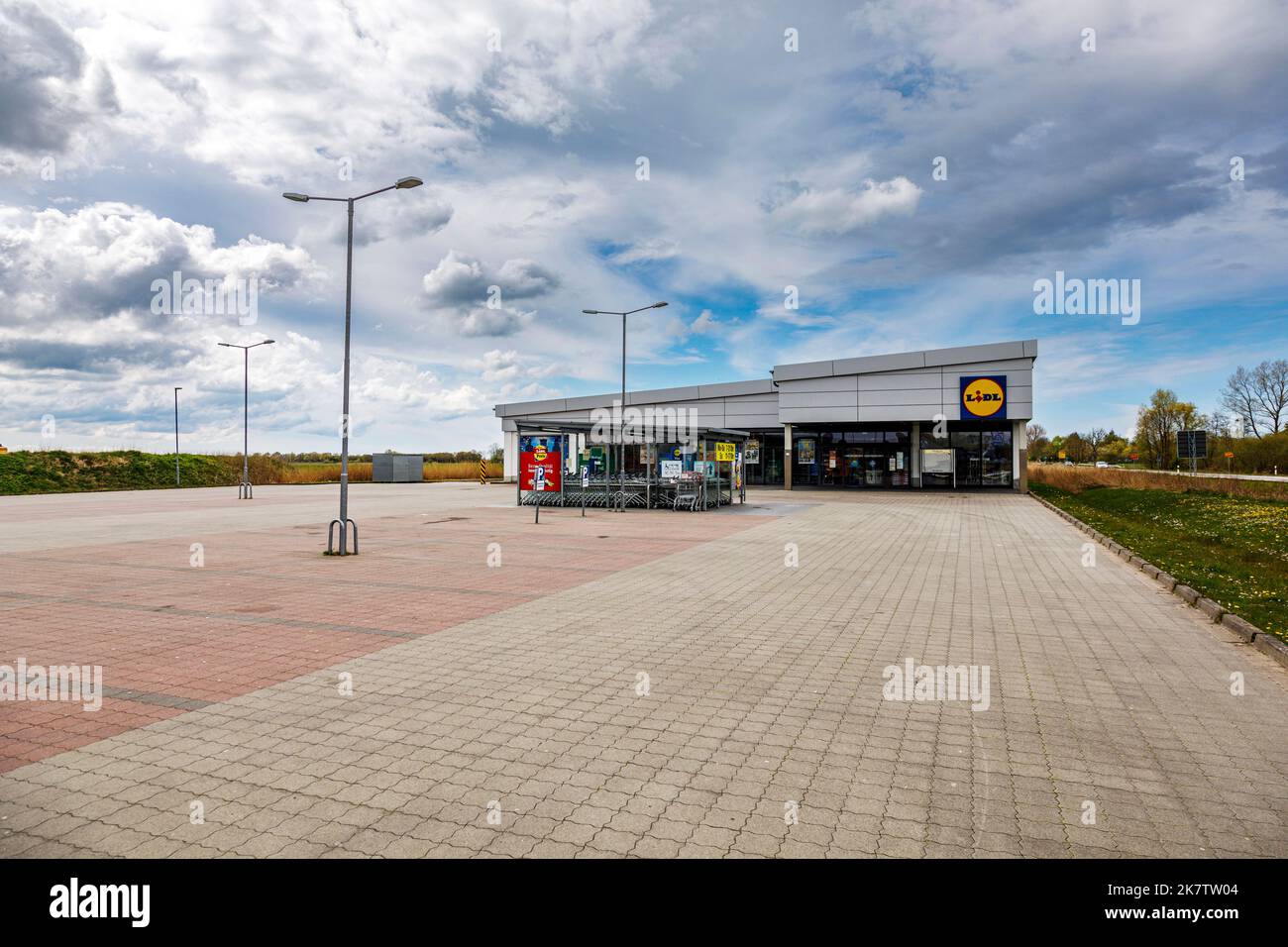 Lidl supermarkt lidl store parkplatz lidl logo store shop -Fotos und -Bildmaterial in hoher ...