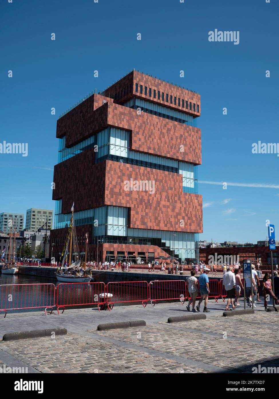 Antwerpen, Belgien, 24. Juli 2022, viele Touristen gehen am MAS Museum ...