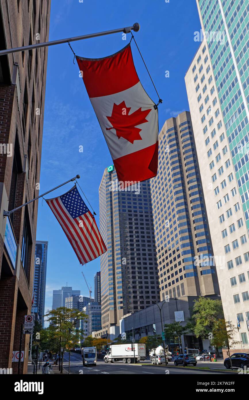 MONTREAL, KANADA, 4. Oktober 2022 : Flaggen und hohe Gebäude am ...