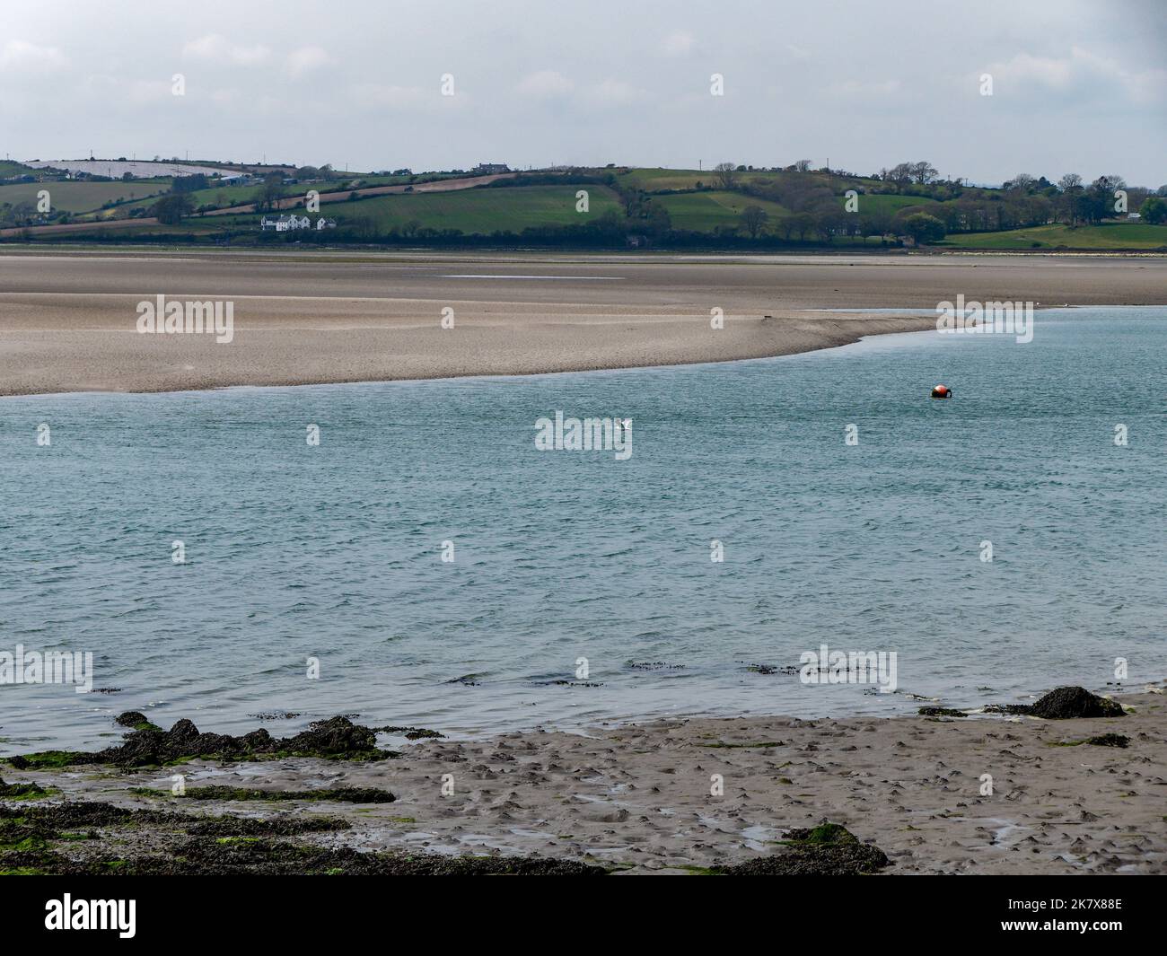 Bei Ebbe Schlamm auf dem freiliegenden Meeresboden. Die seichte ...