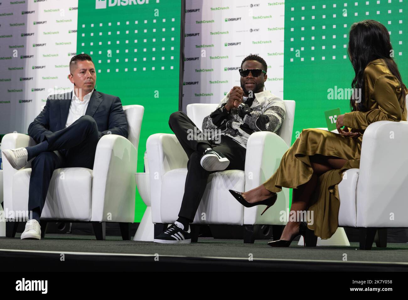 Robert Roman, Kevin Hart und Natasha Mascarenhas sprechen auf der Bühne ...