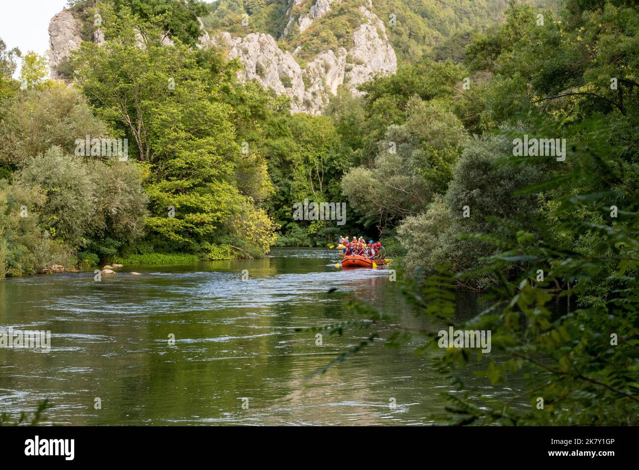 Omis, Kroatien-18.. August 2022: Gruppe von Touristen, die Rafting-Tour ...
