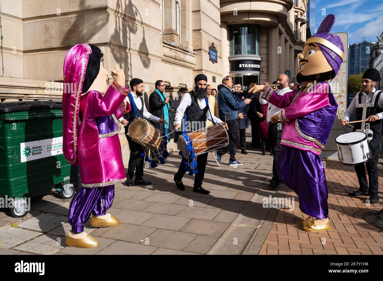 Birmingham, Großbritannien. 15. Oktober 2022. Nachtschwärmer feiern die ...
