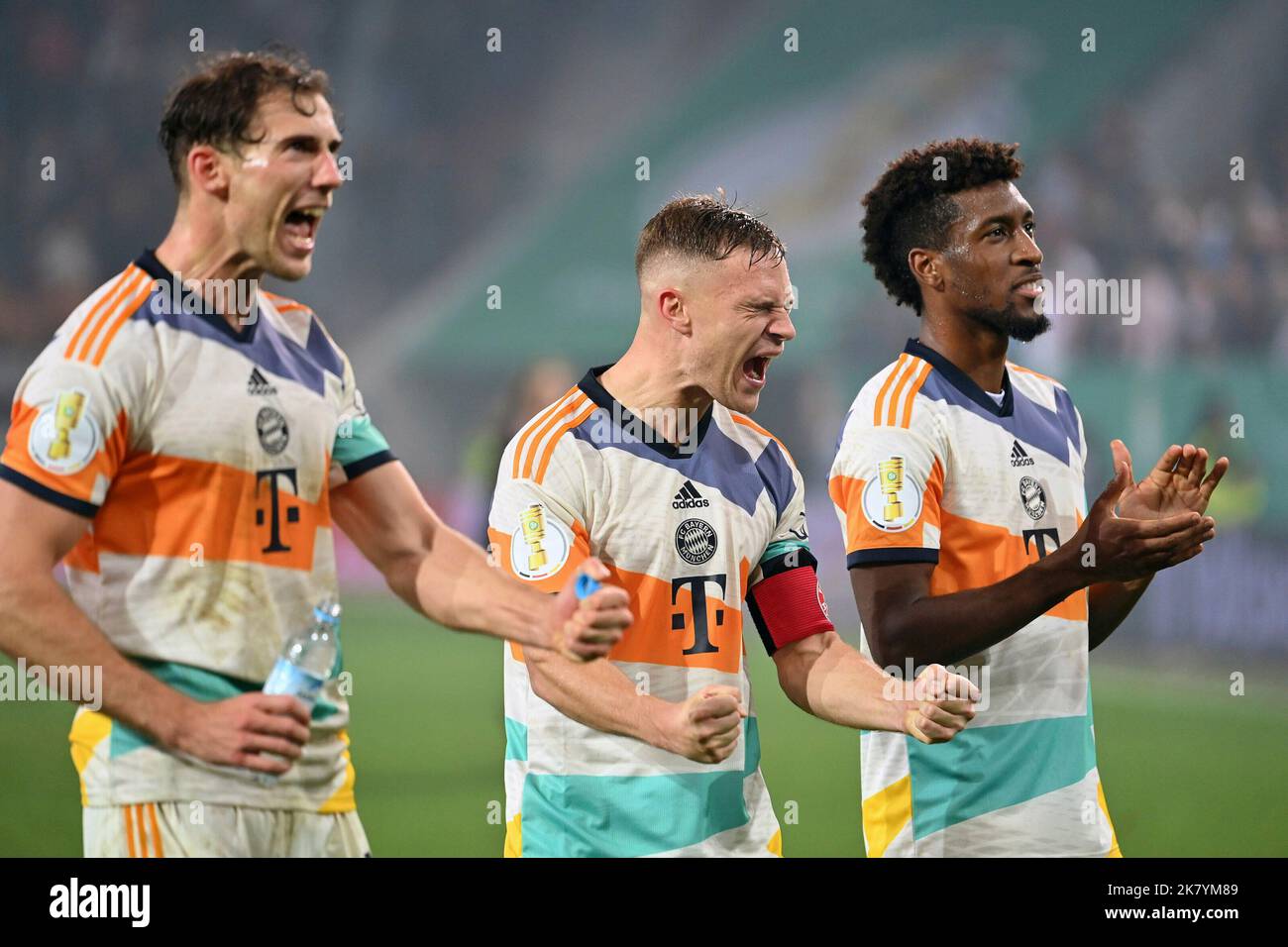 Letzter Jubel von links: Leon GORETZKA (FC Bayern München), Joshua ...