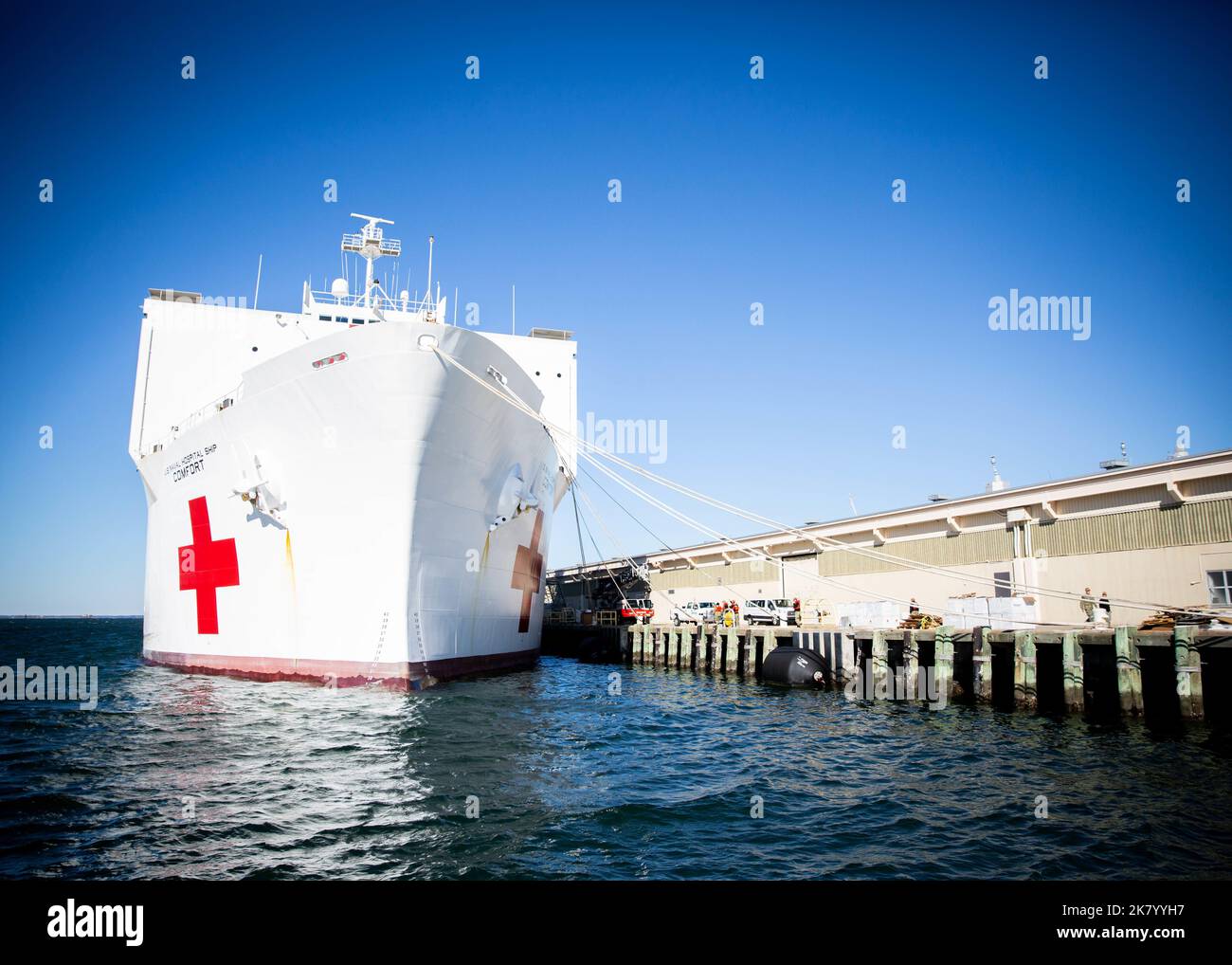 Norfolk, Va (13. Oktober 2022) - USNS Comfort (T-AH 20) sitzt auf der ...