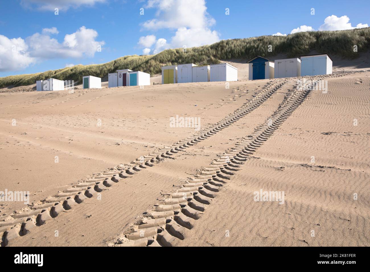 Strandhütten und Reifenpanne am Strand in Oostkapelle auf der Halbinsel ...