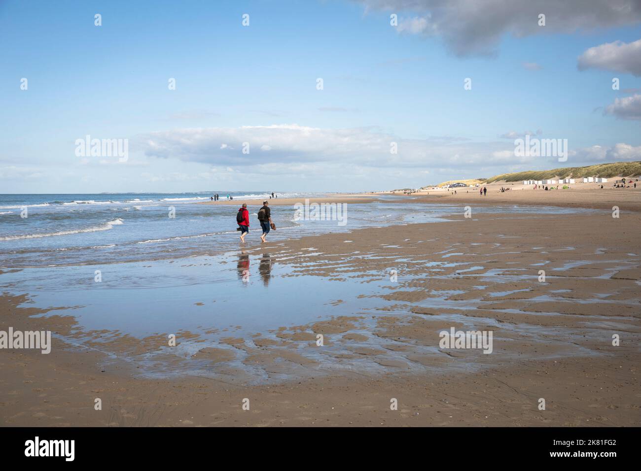 Spaziergänger am Strand in Oostkapelle auf der Halbinsel Walcheren ...