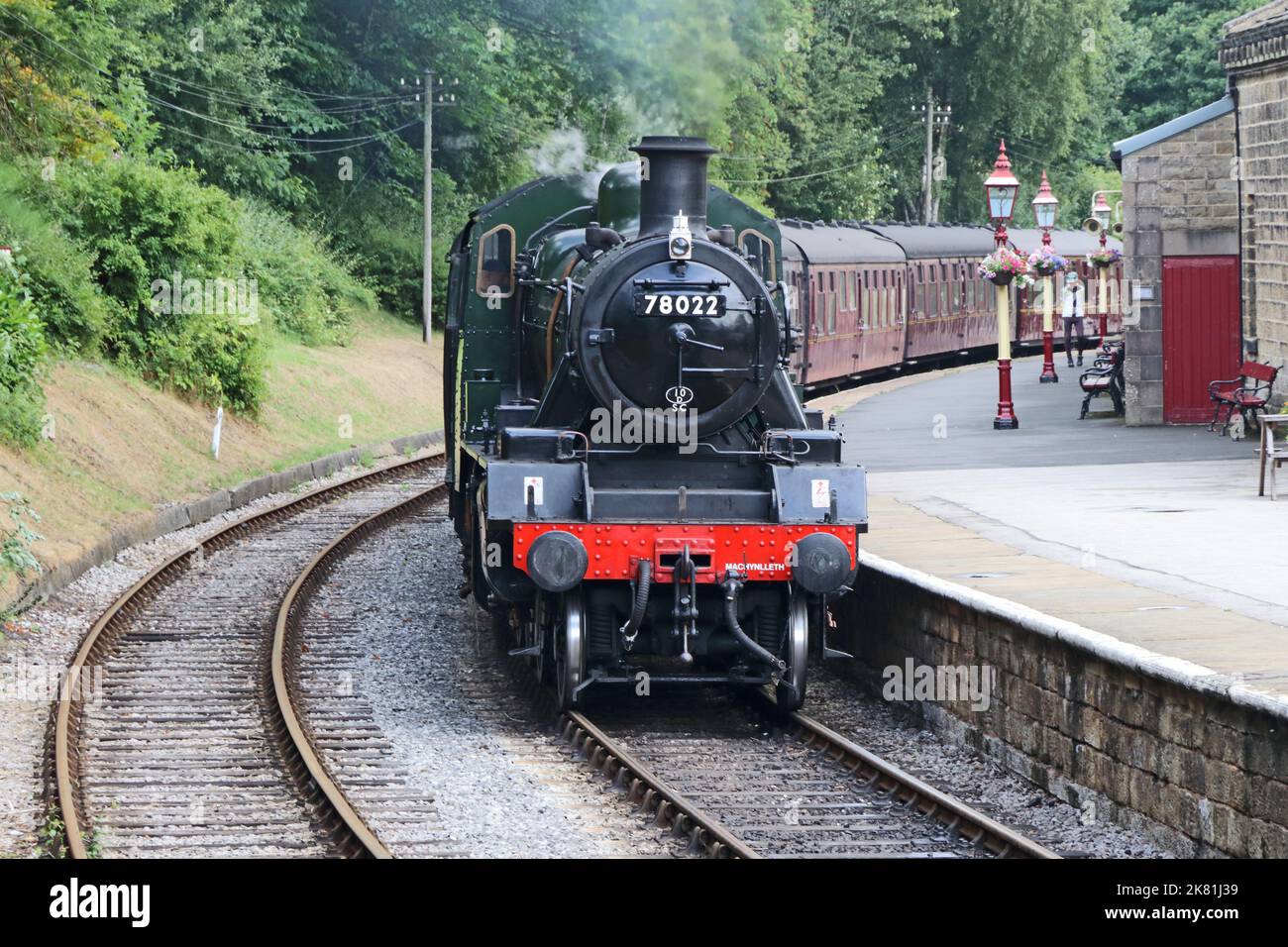 BR Standard Class 2MT 78022 Dampfzug mit Ankunft an der Oxenhope ...