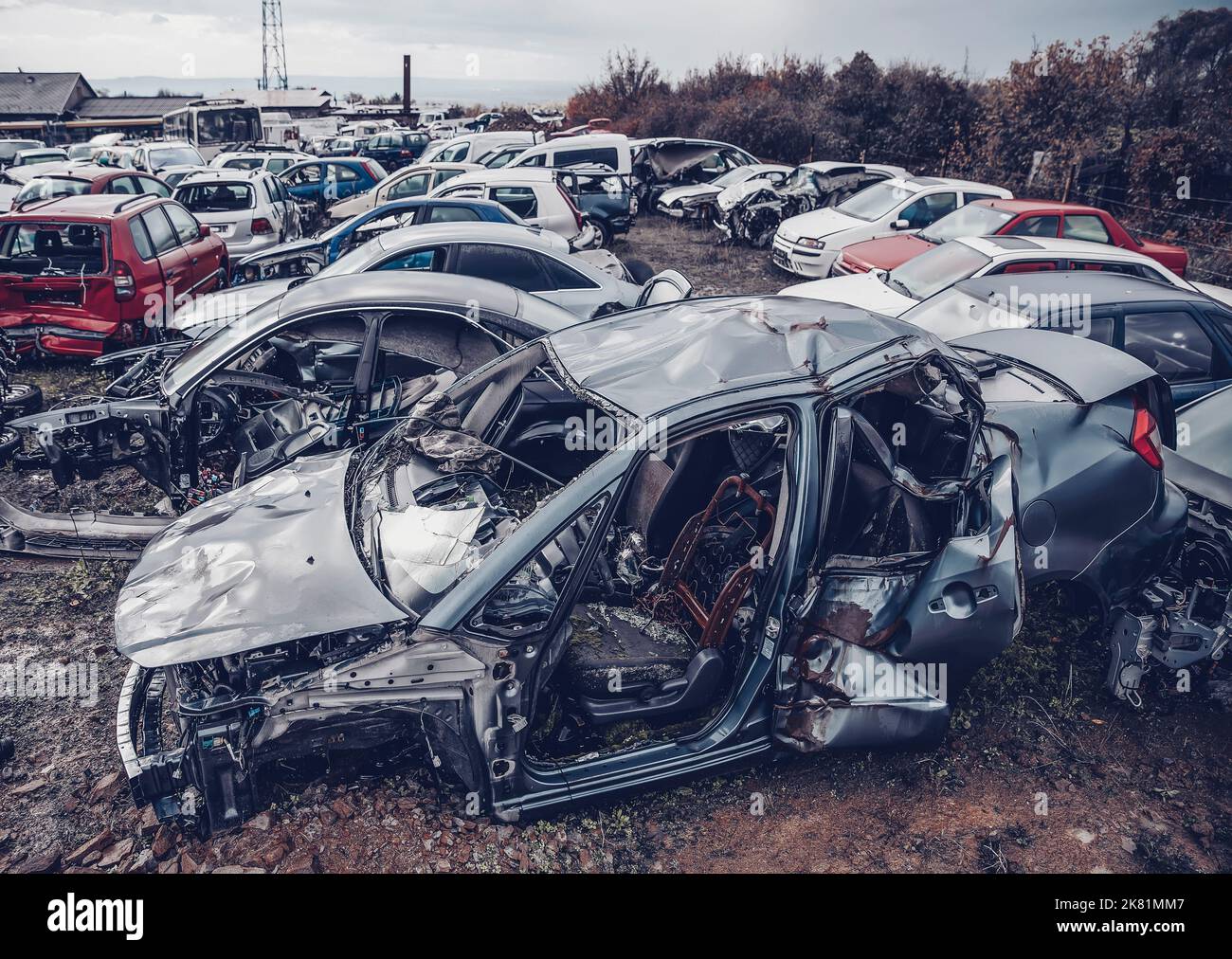 Schrottplatz mit autowracks -Fotos und -Bildmaterial in hoher Auflösung ...