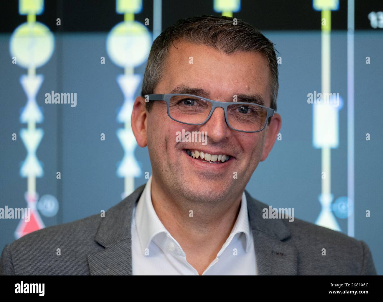 20. Oktober 2022, Sachsen, Taucha: Stephan Lowis, CEO von enviaM, steht ...