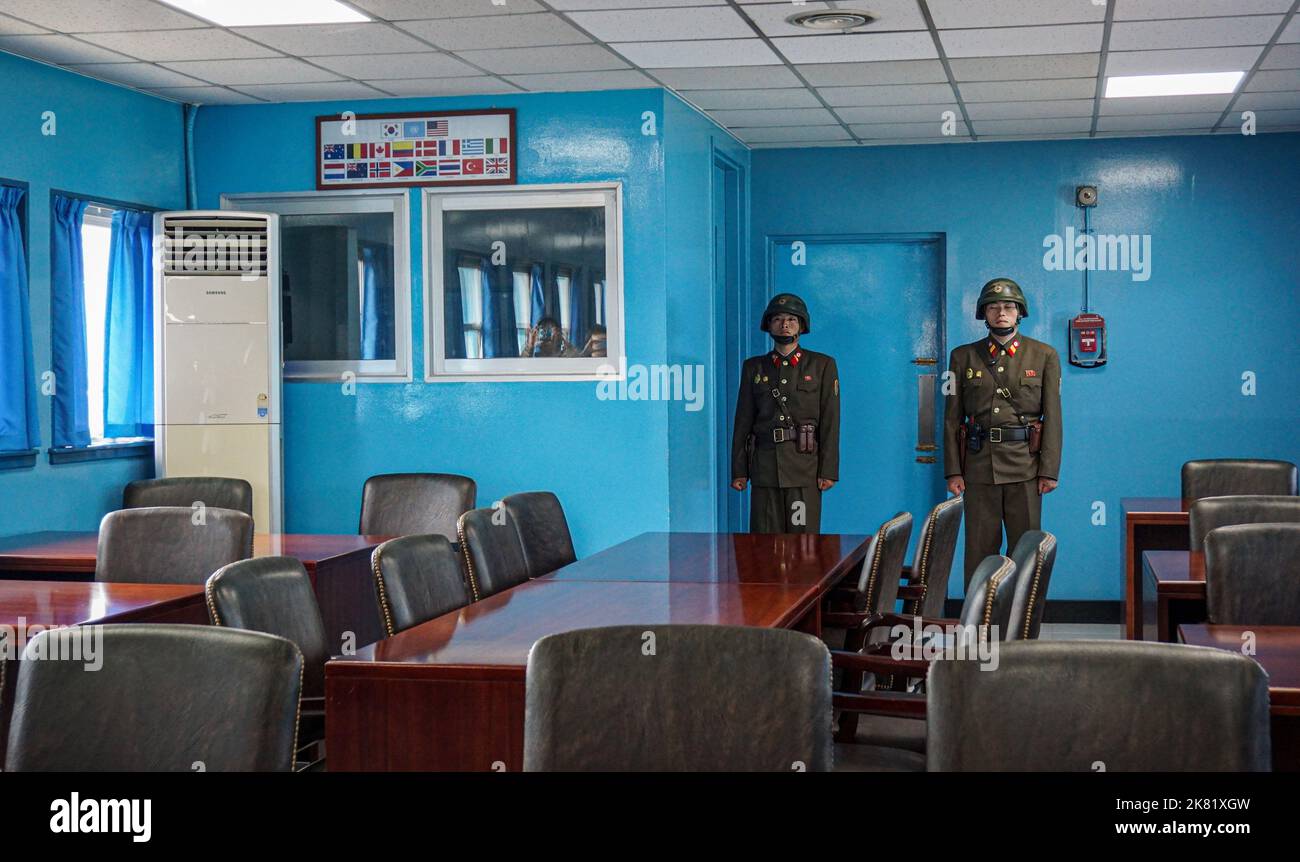 Panmunjom, Nordkorea. 17. Oktober 2016. Soldaten aus Nordkorea sahen ...