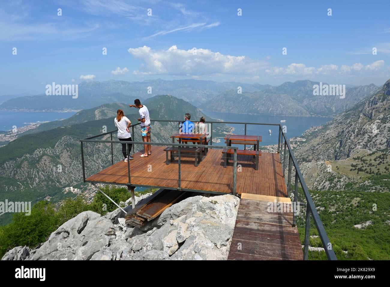 Kotor, Montenegro - 7. Juni 2022: Aussichtspunkt. Die Bucht von Kotor (auch als Boka bekannt ...