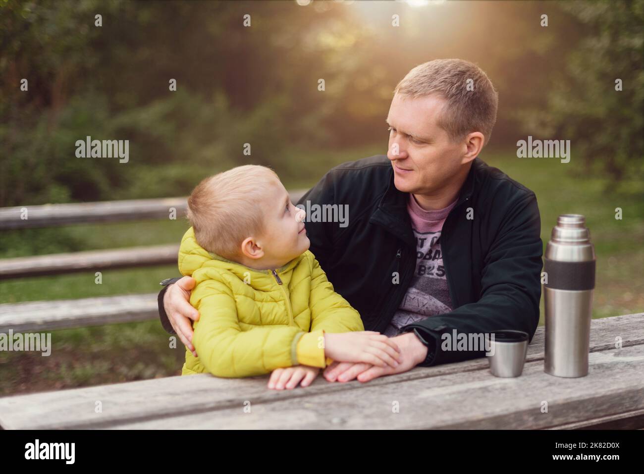 Glückliche Familie: Vater Und Kind Junge Sohn Spielen Und Lachen Im ...