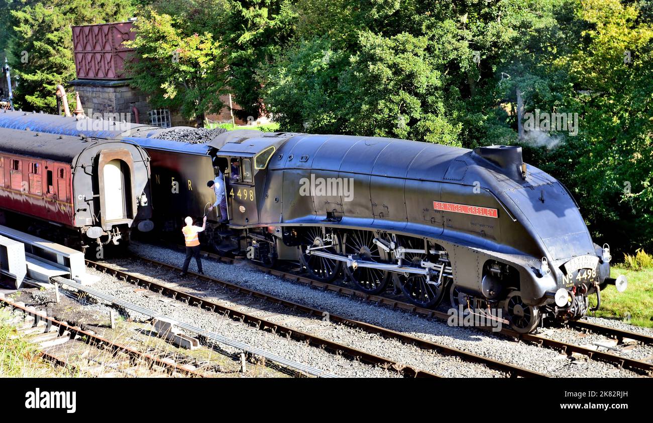 Der Signalmann in Goathland übergibt die Single-Line-Marke an die Besatzung des Class A4 Pacific ...