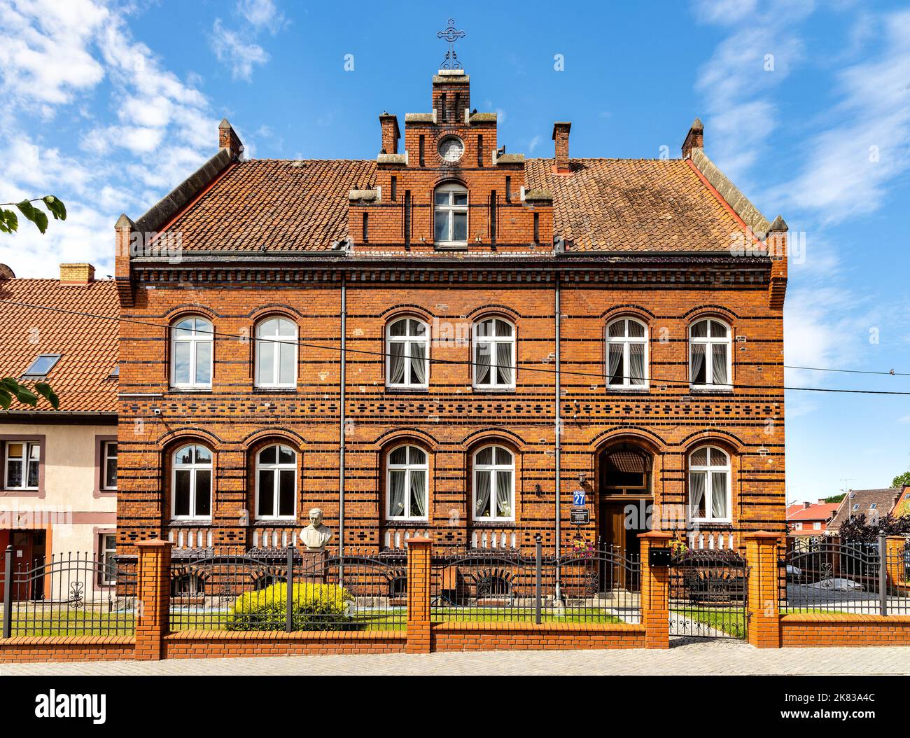 Bartoszyce, Polen - 13. Juli 2022: Gotisches Pfarrhaus der ...