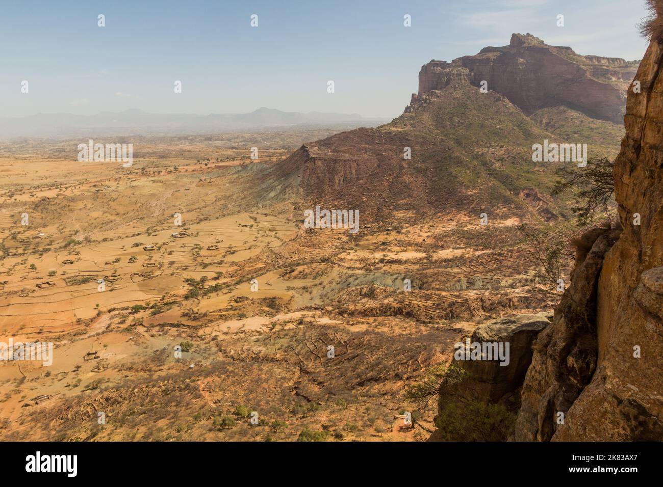 Blick von der Felsenkirche Abuna Yemata Guh, Region Tigray, Äthiopien ...