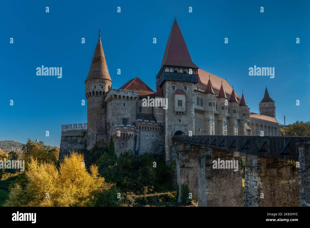 Hunedoara, Rumänien - 17. Oktober 2022: Blick auf das Wahrzeichen der Burg Corvin aus dem 15 ...