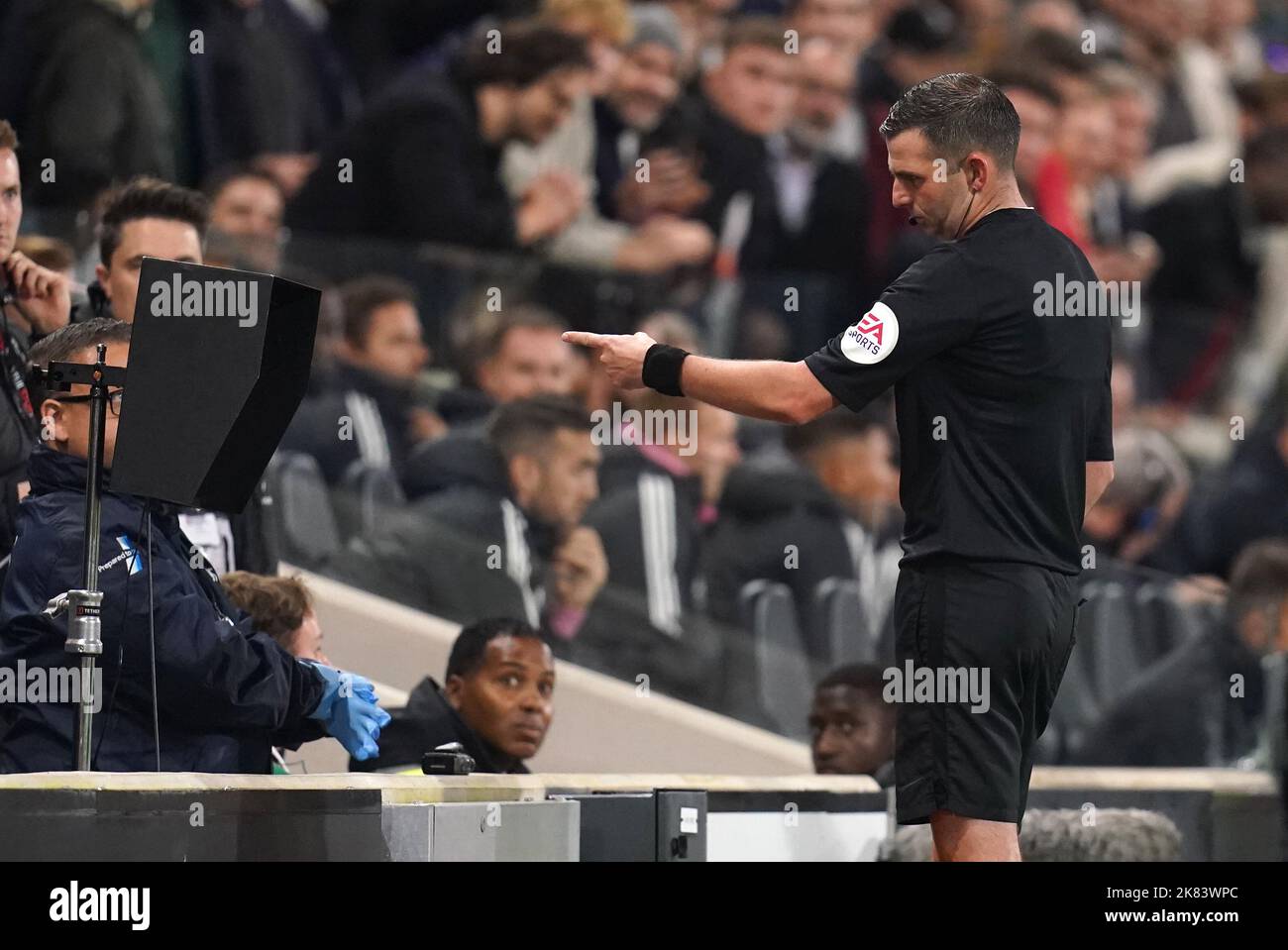 Schiedsrichter Michael Oliver überprüft den Bildschirm des Pitchside ...