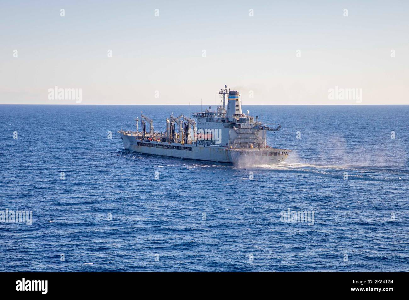 221020-N-MW880-1012 ADRIA (OKT 20, 2022) ein MH-60s Knighthawk, der dem ...