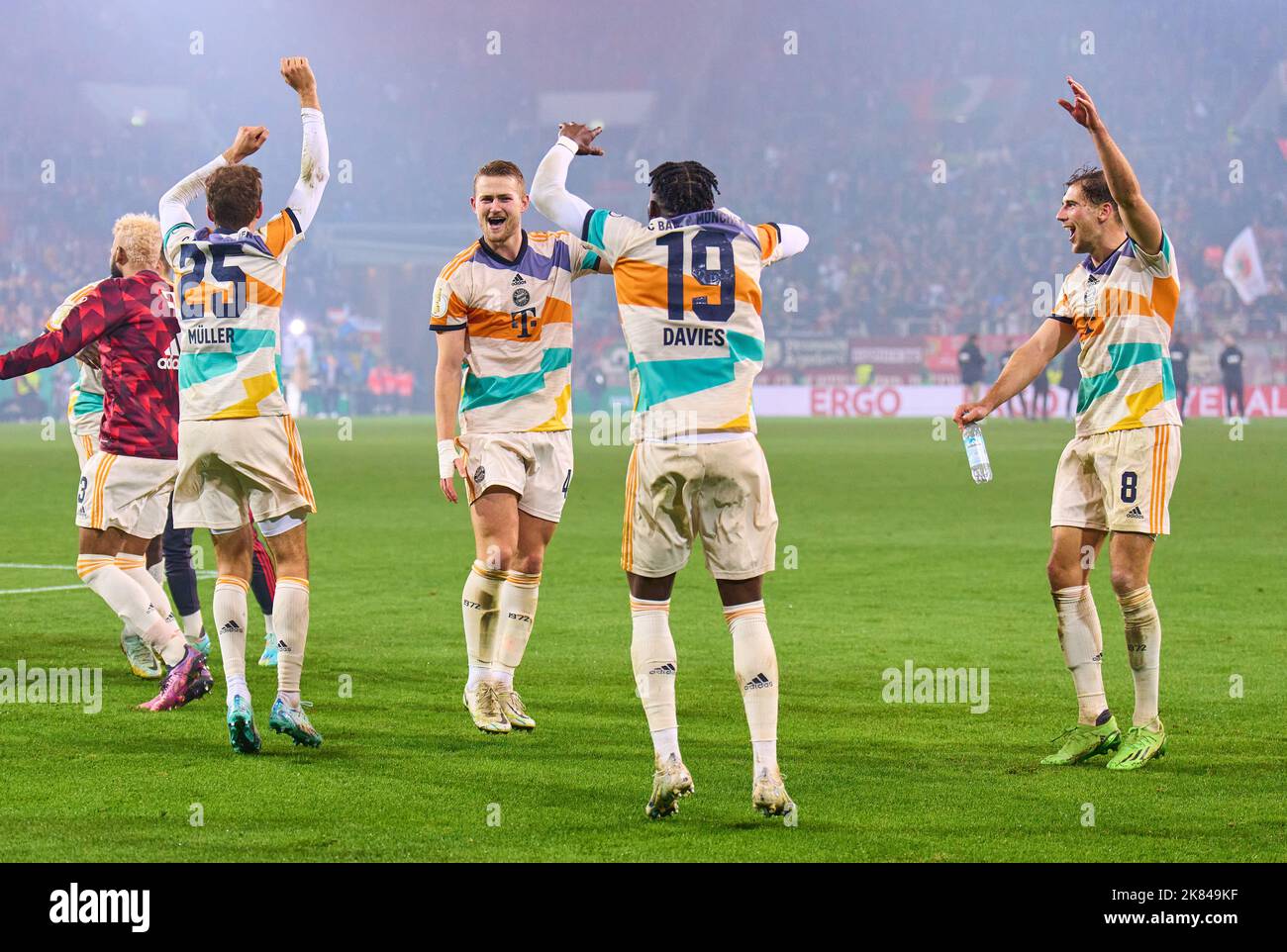 FCB-Feier mit Thomas MUELLER, MÜLLER, FCB 25 Kingsley Coman, FCB 11 ...