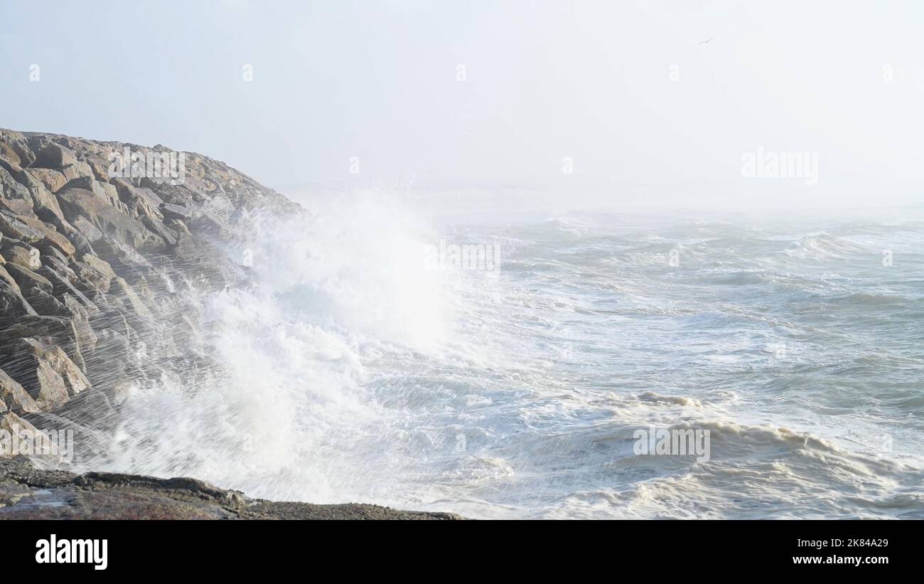 OVAR, PORTUGAL - 20. OKTOBER 2022: Das Meer erhebt sich an der Küste ...
