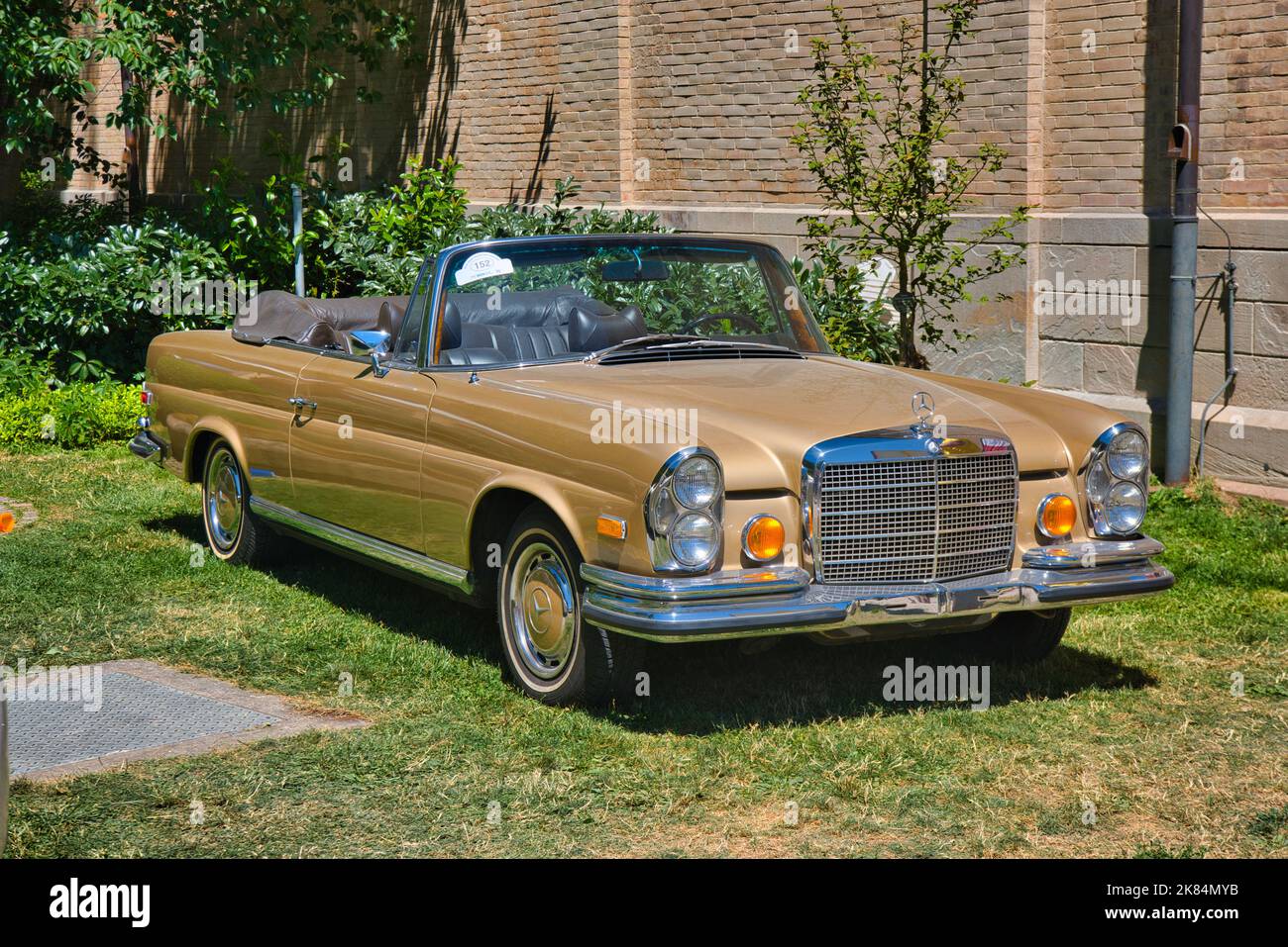 BADEN BADEN, DEUTSCHLAND - JULI 2022: Sandgelb beige Mercedes-Benz W111 ...