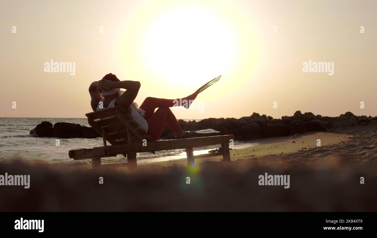 Weihnachtsmann Sommerurlaub. Santa Claus Sonnenbaden. Rückansicht. Der ...