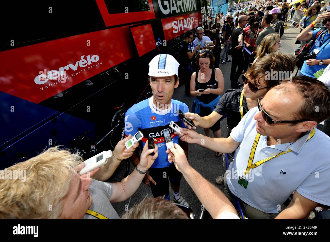 David Millar vom Team Garmin Barracuda spricht mit der Presse über ...