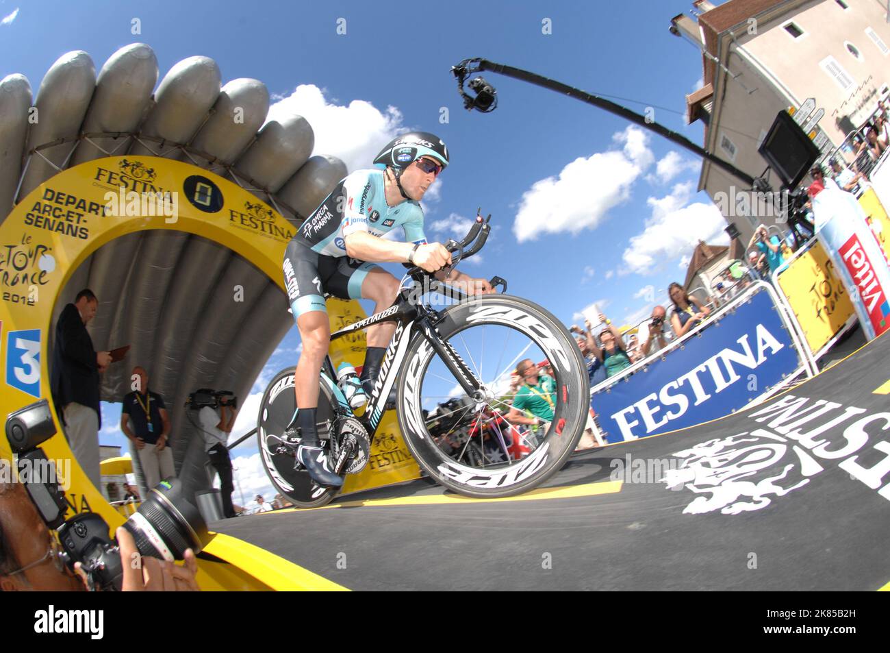 Das Team von Levi Leipheimer Omega Pharma Quickstep rollt von der ...